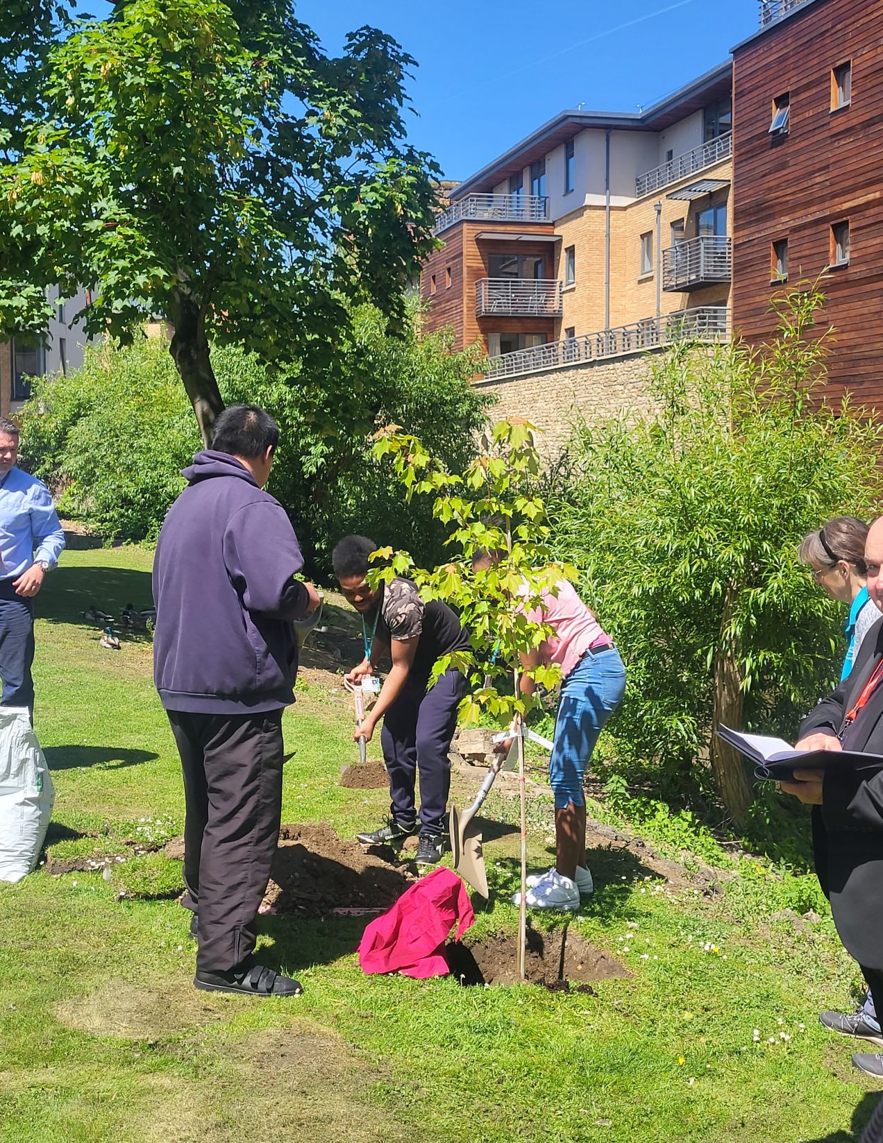 City of Oxford College plants commemorative tree to honour the Queen’s ...